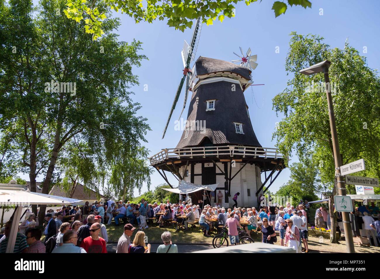 21 May 2018, Germany, Achim: Numerous visitors sit in front of Achim's ...