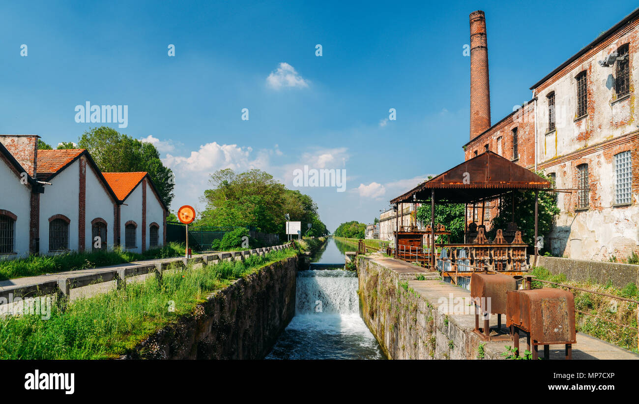House alongside a canal lock hi-res stock photography and images - Alamy