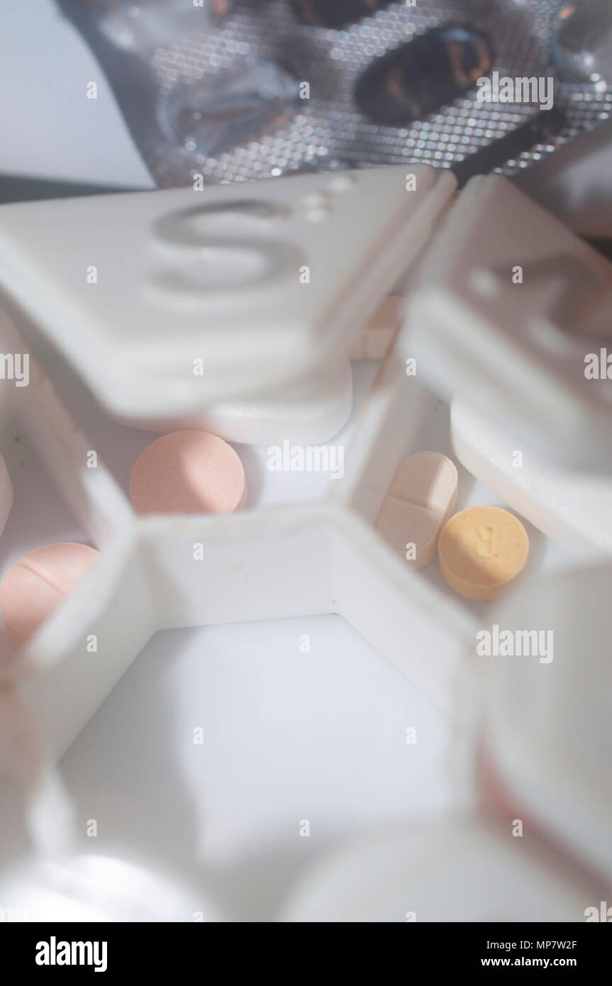 Day weekly pill organiser hi-res stock photography and images - Alamy