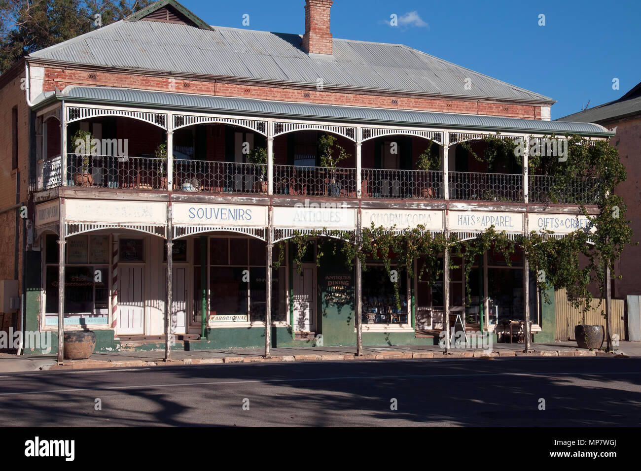 Two story retail store hi-res stock photography and images - Alamy