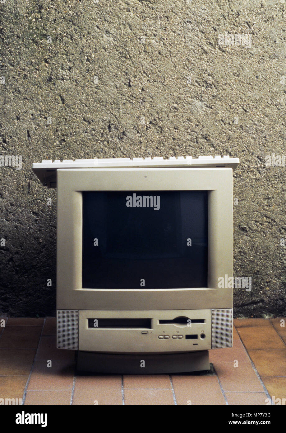 Discarded pc hi-res stock photography and images - Alamy