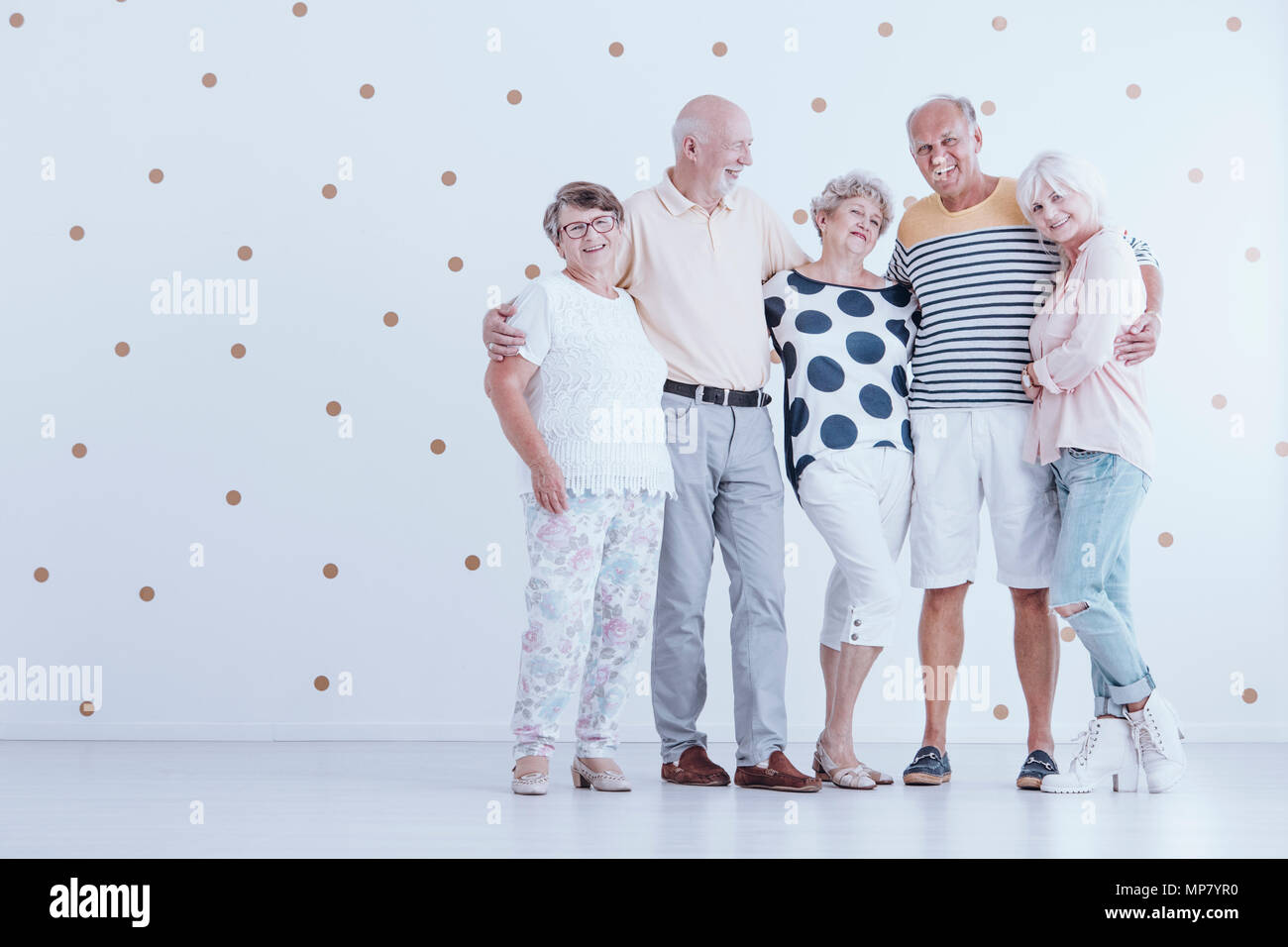 Couple hugging against wall hi-res stock photography and images - Alamy