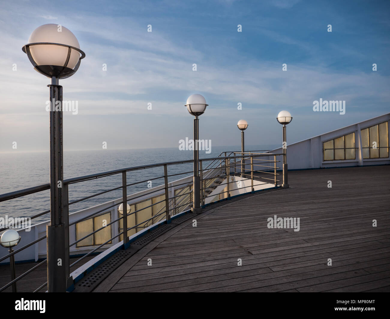 Lamp posts in line hi-res stock photography and images - Alamy