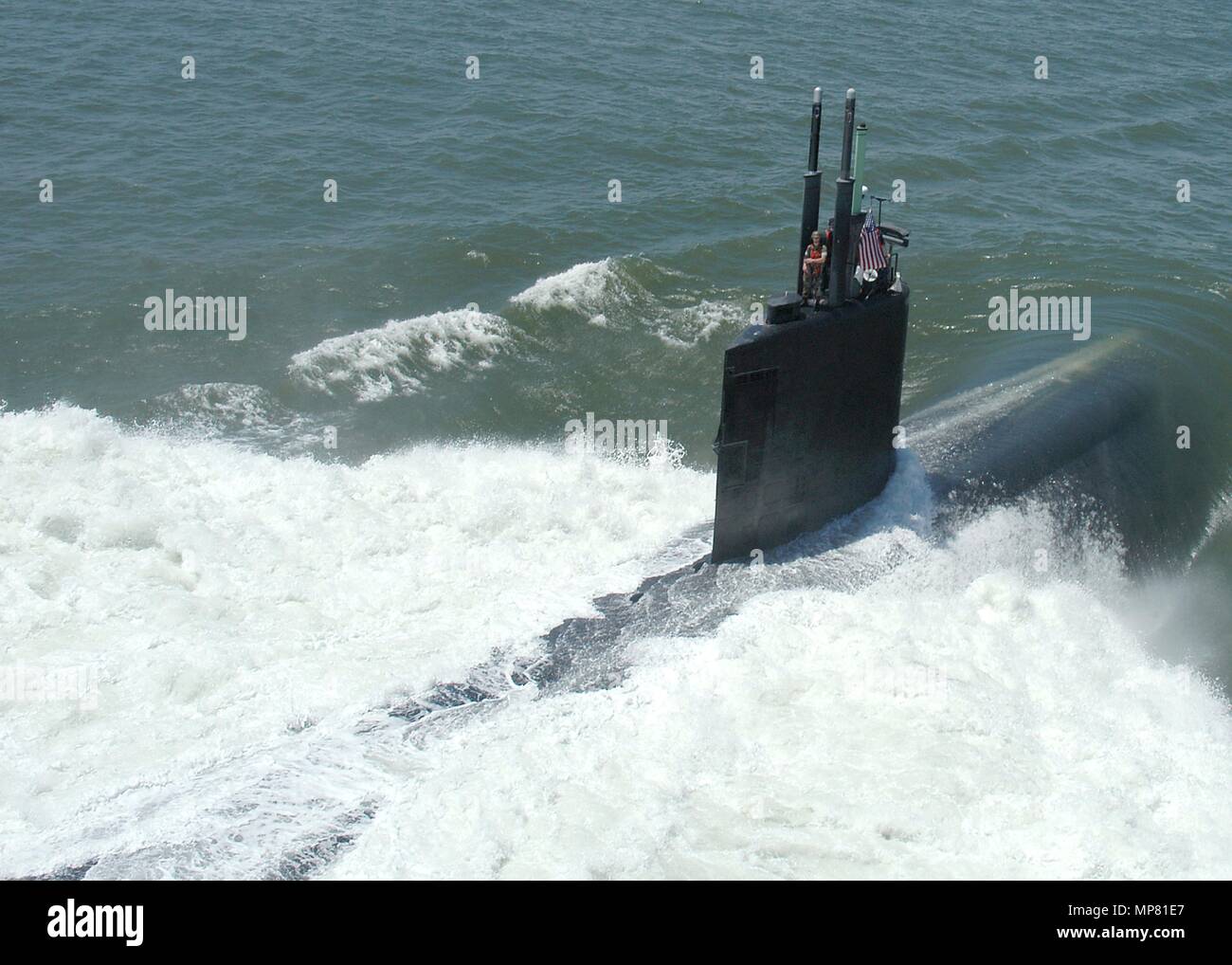 The U.S. Navy Los Angeles-class fast-attack submarine USS Albany steams ...