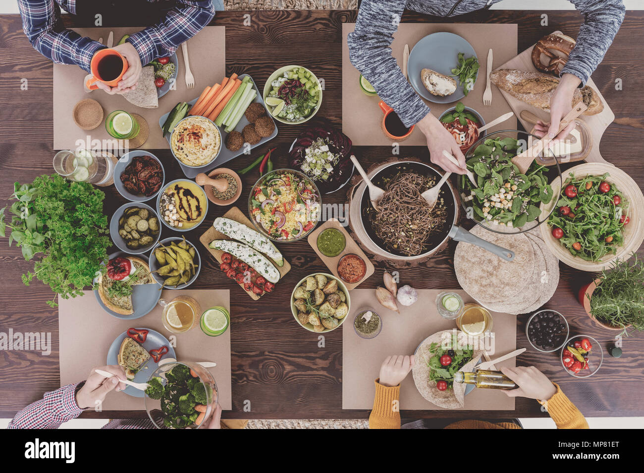 People having dinner together hi-res stock photography and images - Alamy