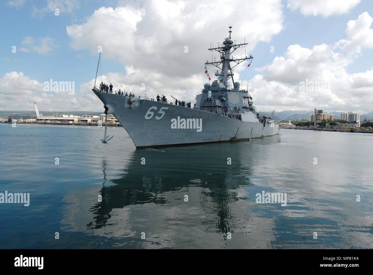 The U.S. Navy Arleigh Burke-class guided-missile destroyer USS Benfold ...