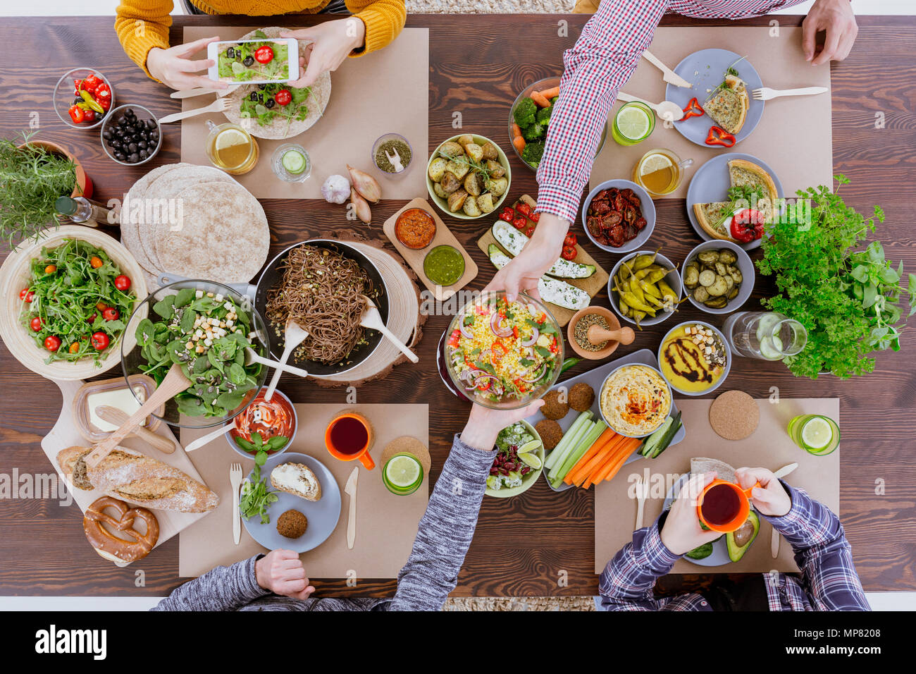 Dinner friends feast hi-res stock photography and images - Alamy