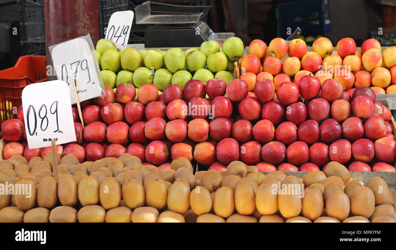 Pile of Apples at Farmers Market Stall Stock Photo - Alamy