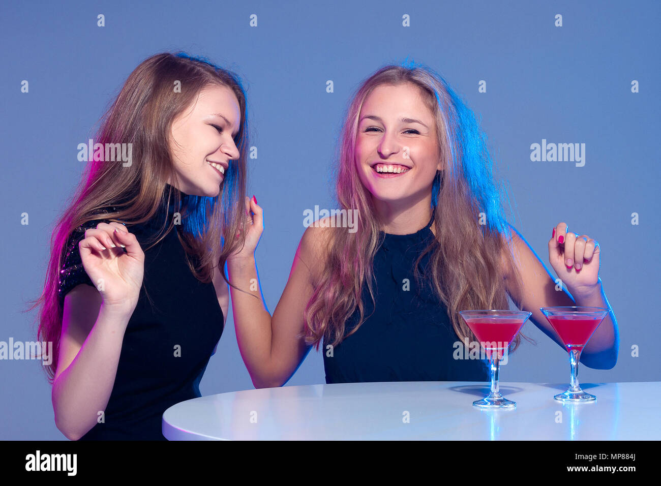 Girls in nightclub hi-res stock photography and images - Alamy