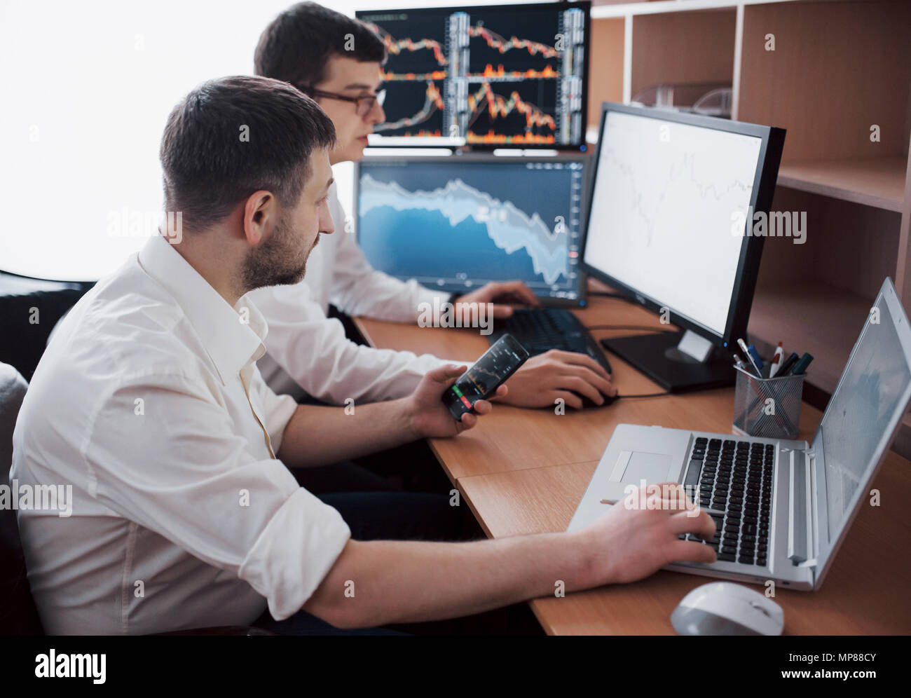 Brokers on phone hi-res stock photography and images - Alamy