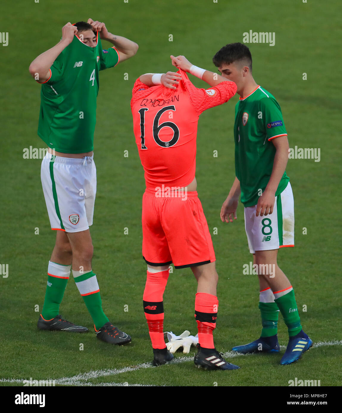 (left to right) Republic of Ireland's Oisin McEntee, goalkeeper James ...