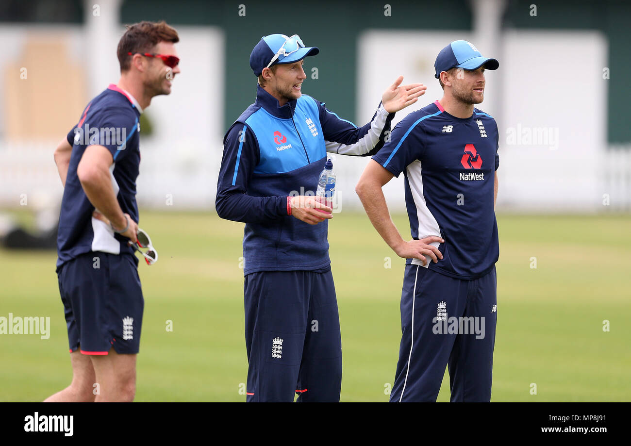 England's (from left to right) James Anderson, Joe Root and Dawid Malan ...