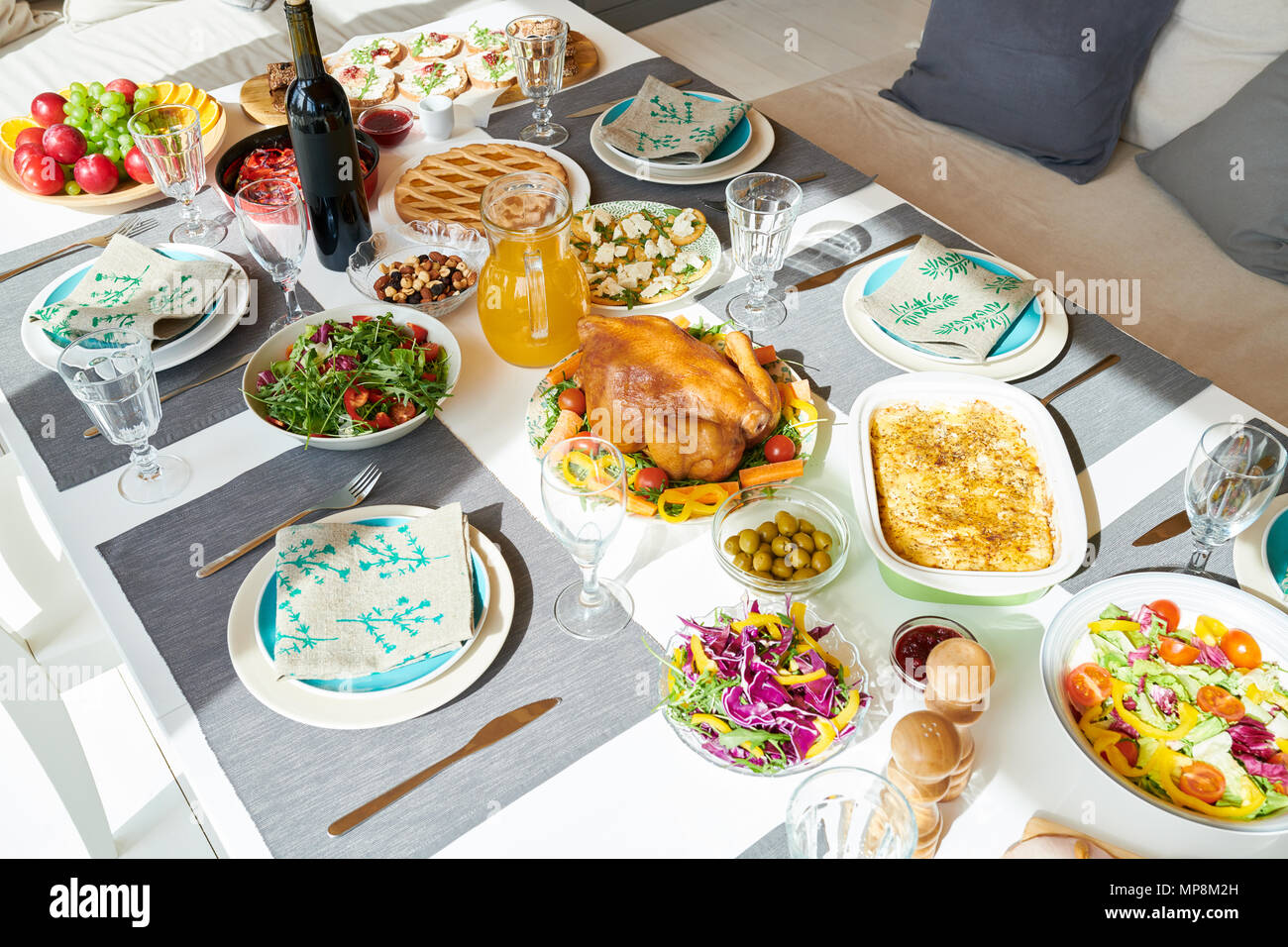 Empty family dinner table hi-res stock photography and images - Alamy