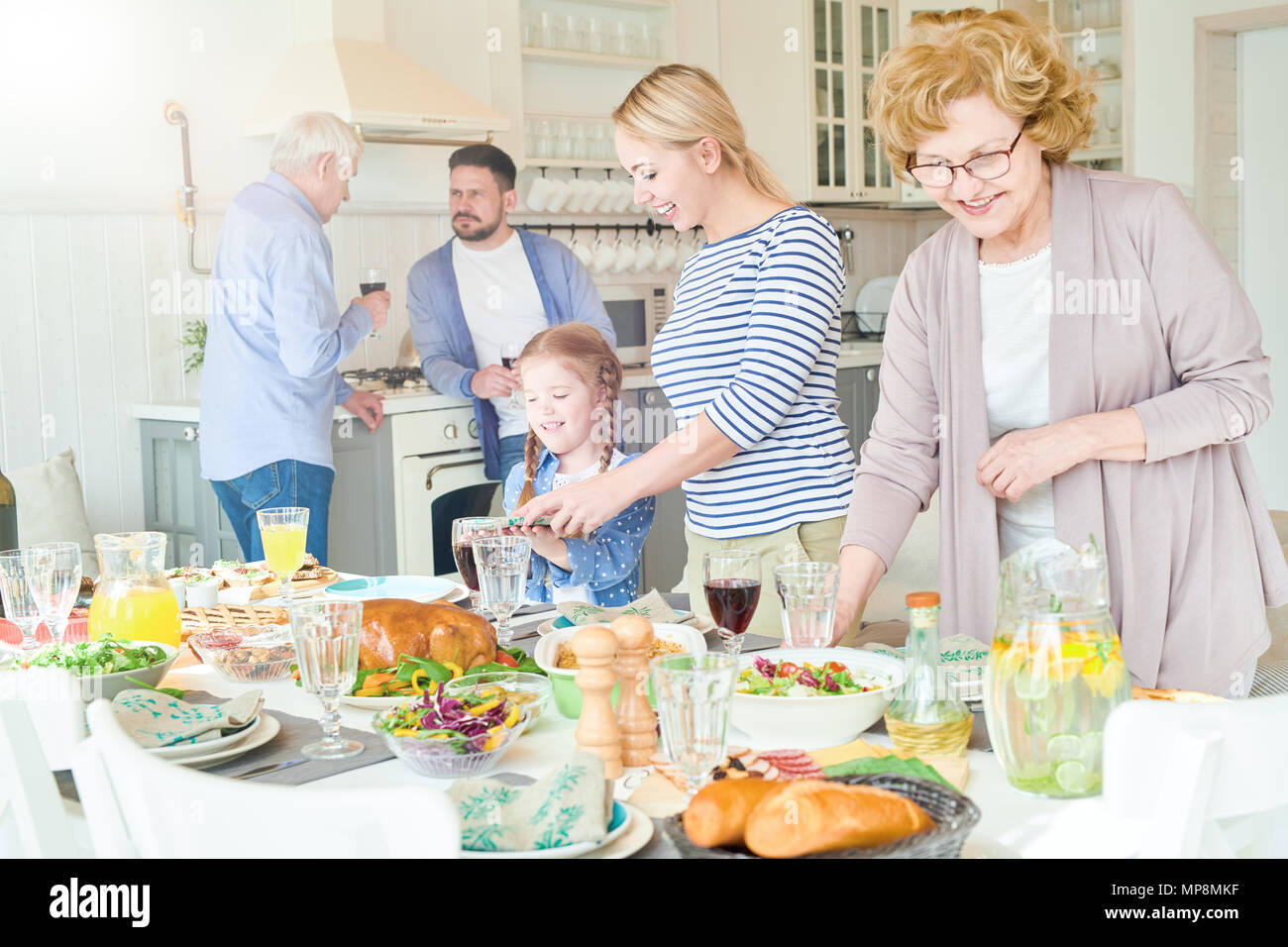 Extended family dinner party children hi-res stock photography and ...