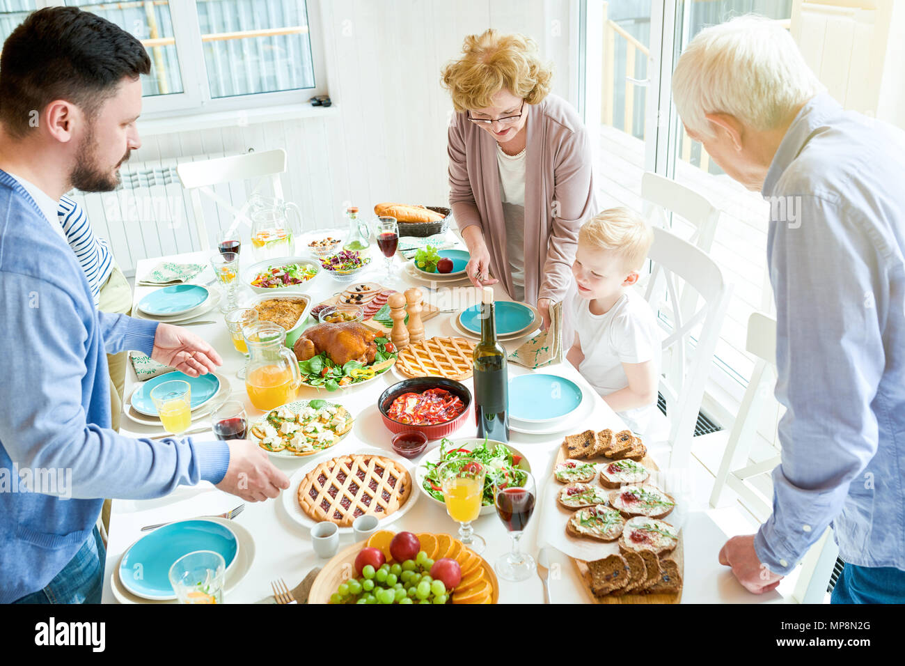 Family at setting table hi-res stock photography and images - Alamy
