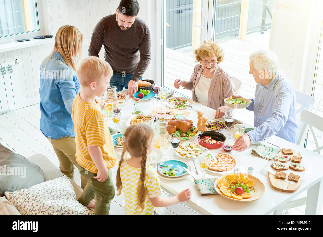 Thanksgiving dinner family celebration hi-res stock photography and ...