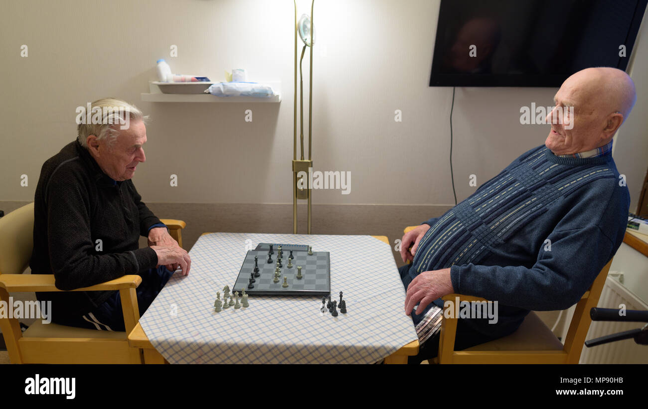 Two elderly men playing chess hi-res stock photography and images - Alamy
