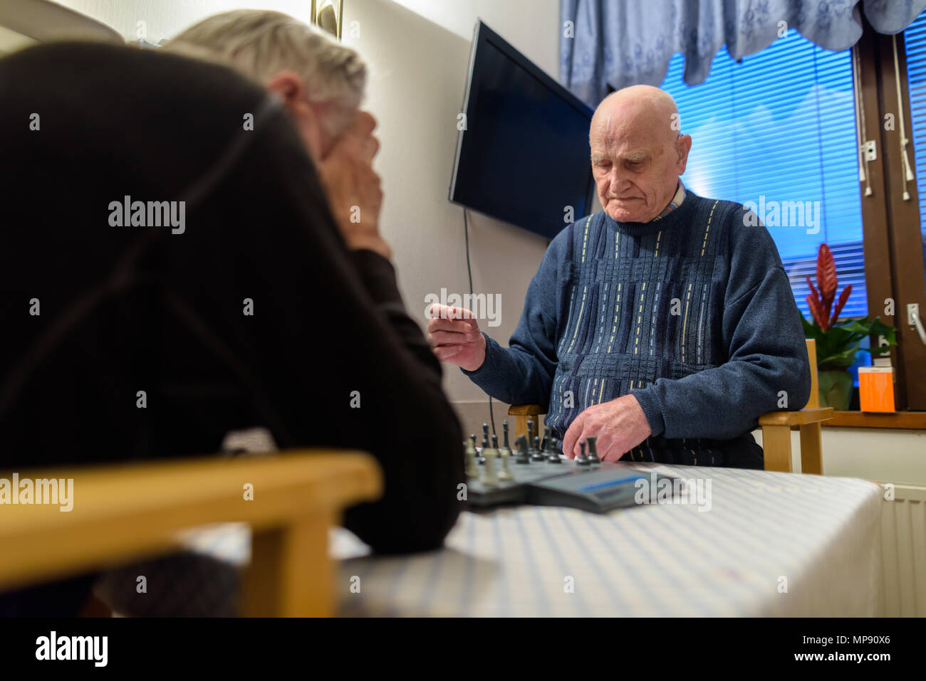 Two elderly men playing chess hi-res stock photography and images - Alamy