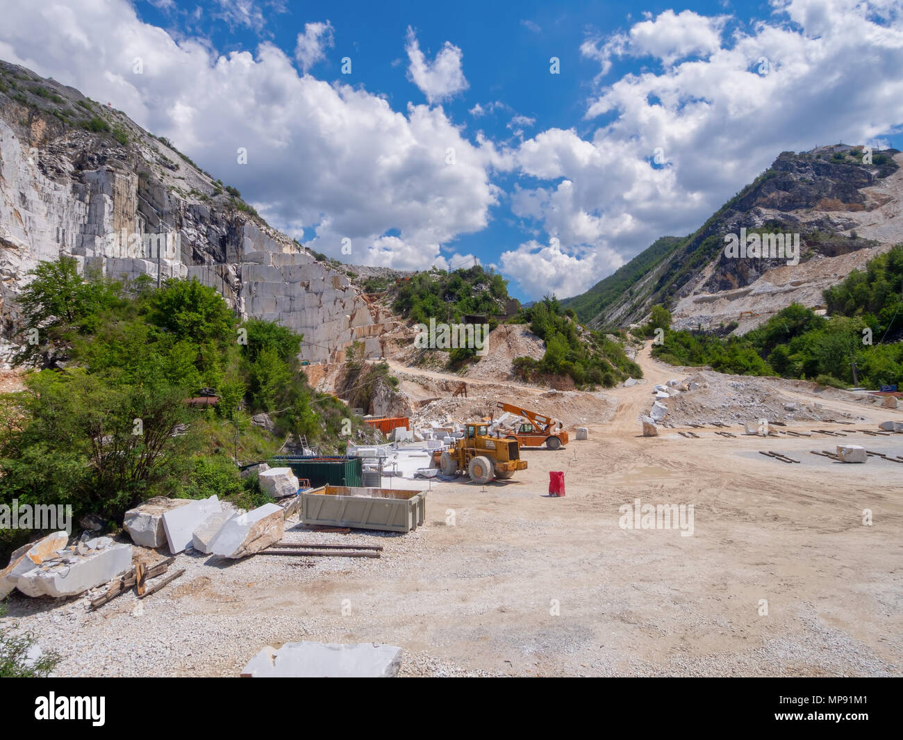 Machinery italy mountains hi-res stock photography and images - Alamy