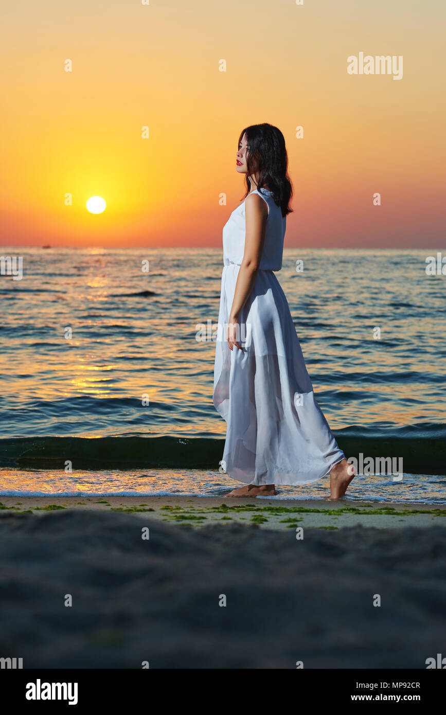 Looking down beach with water and sky on horizon hi-res stock ...