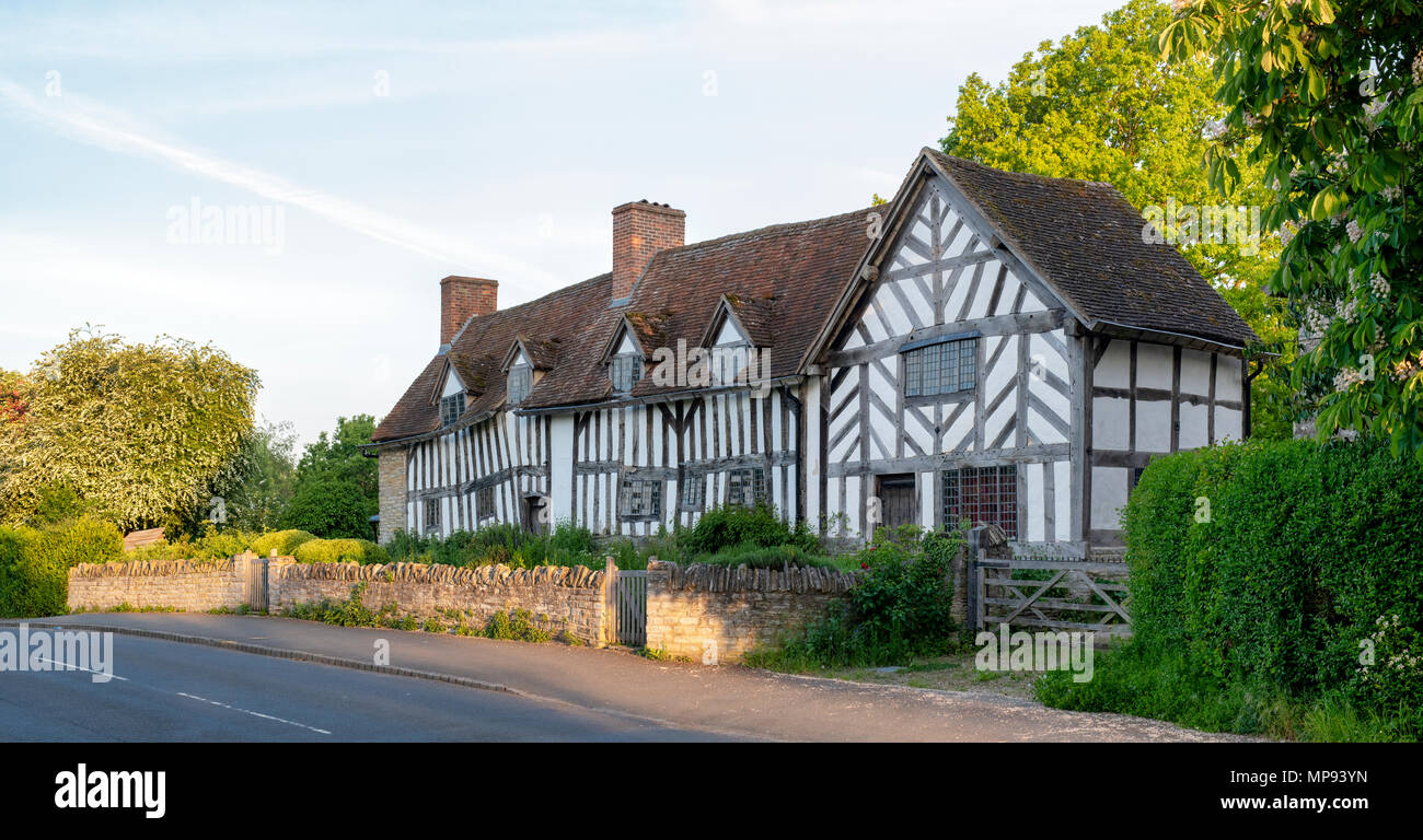 Tudor farm building hi-res stock photography and images - Alamy