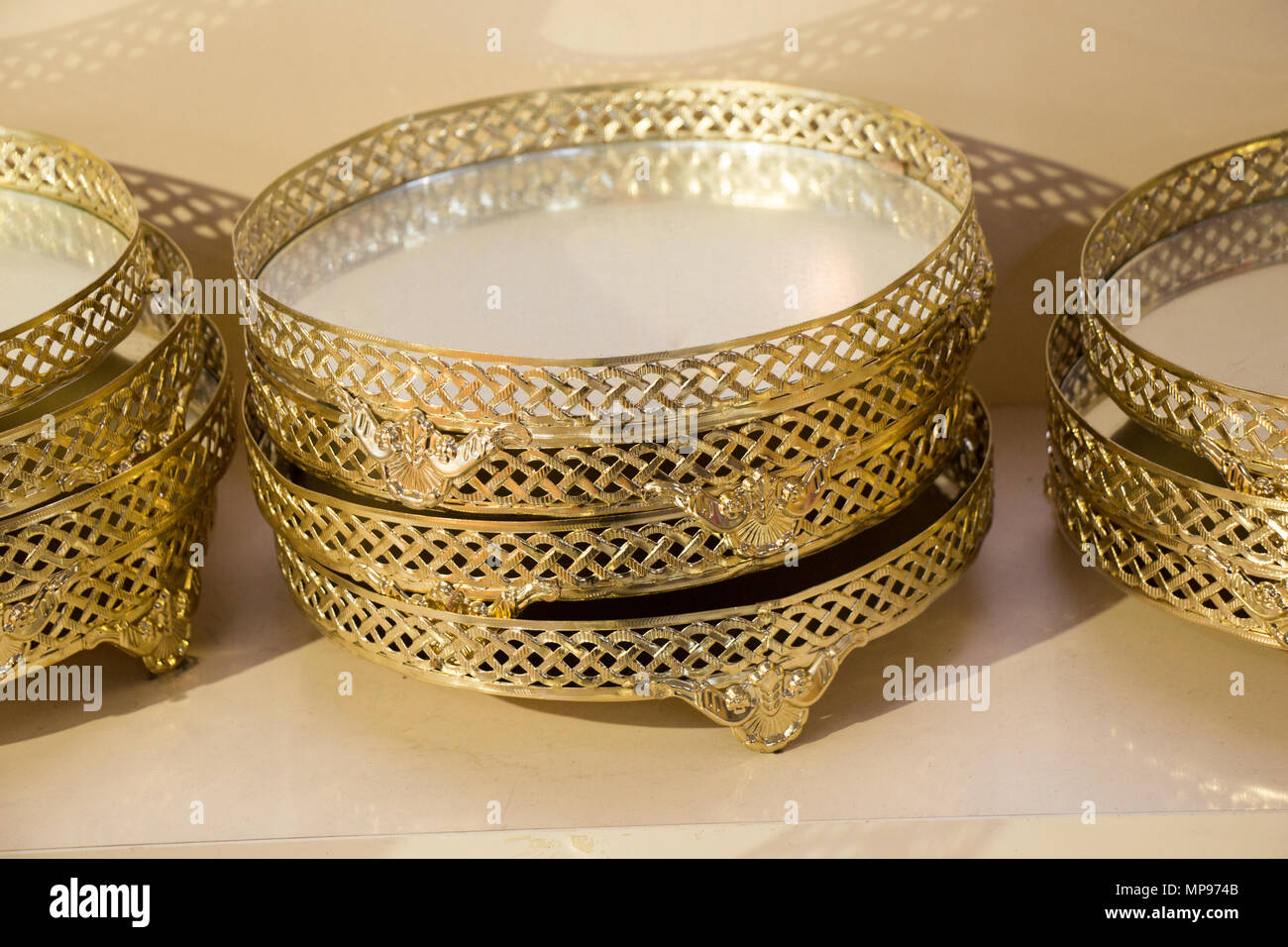 Taditional Turkish metal plates in the bazaar Stock Photo - Alamy