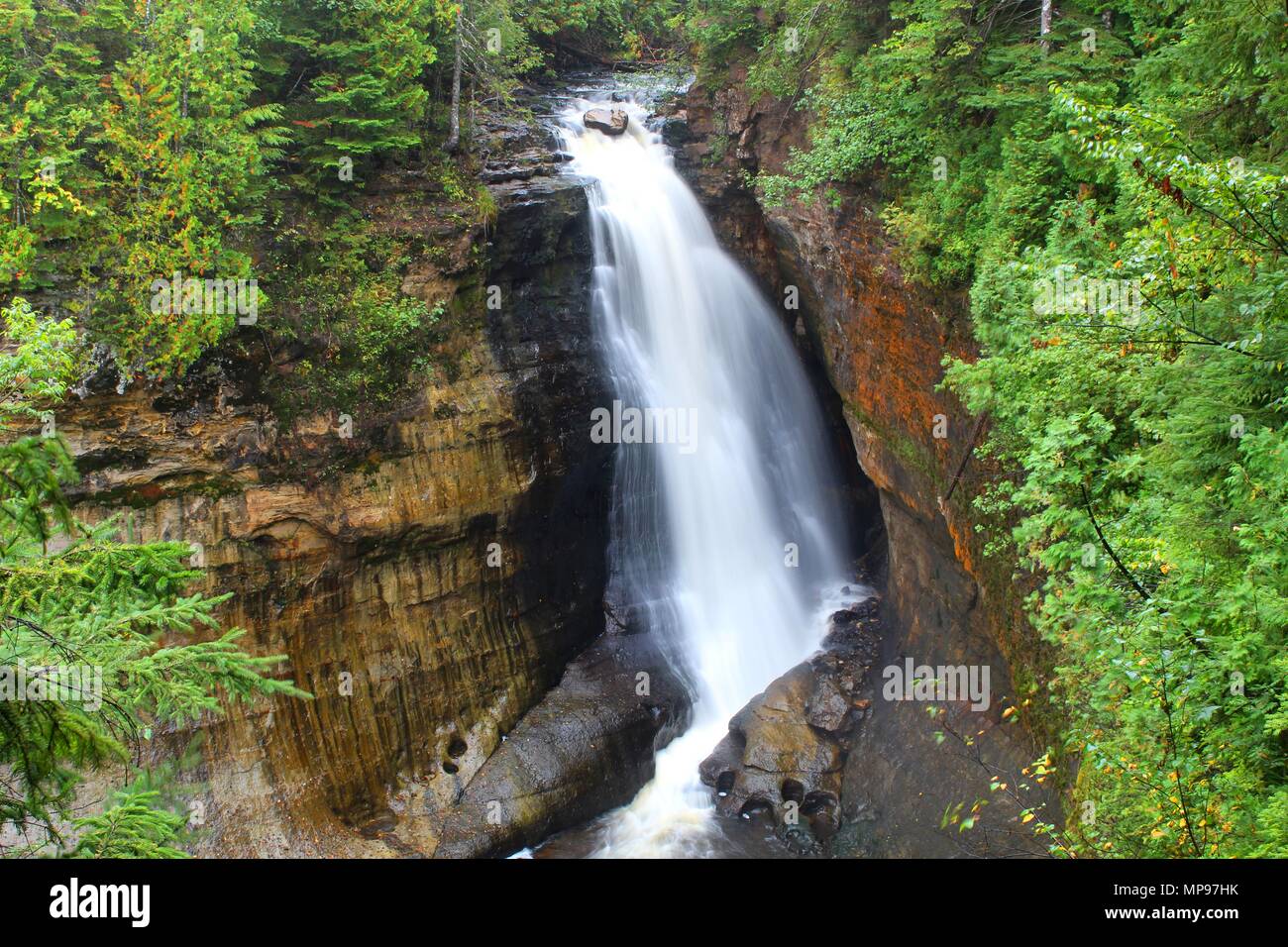 Park trails with waterfalls hi-res stock photography and images - Alamy