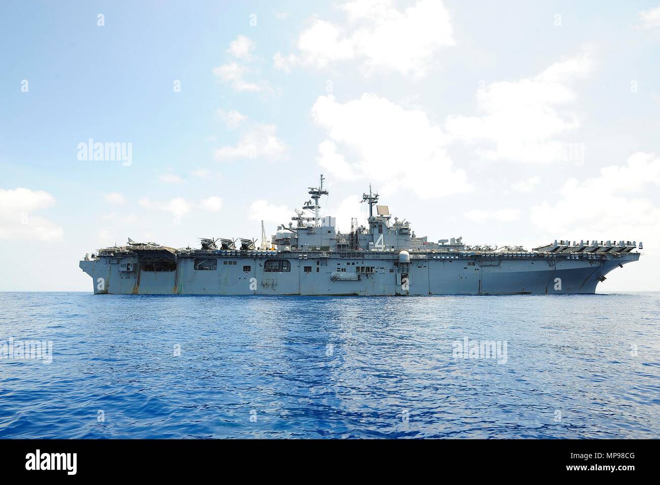 The U.S. Navy Wasp-class amphibious assault ship USS Boxer steams ...