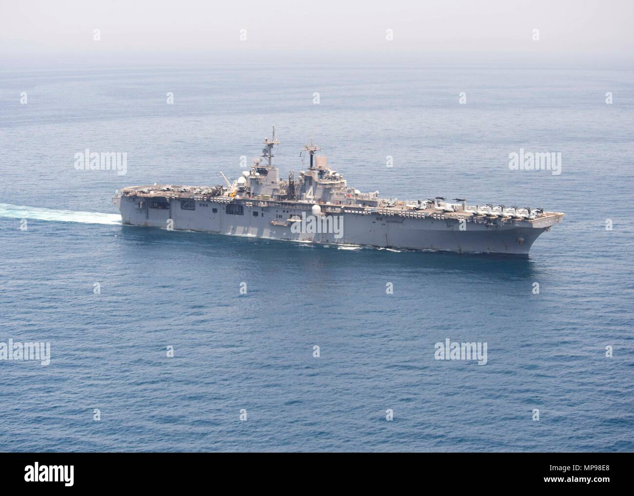 The U.S. Navy Wasp-class amphibious assault ship USS Boxer steams ...