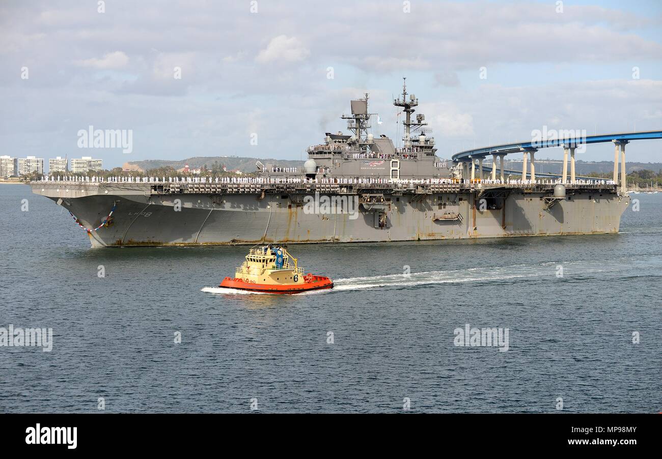 The U.S. Navy Wasp-class amphibious assault ship USS Makin Island ...