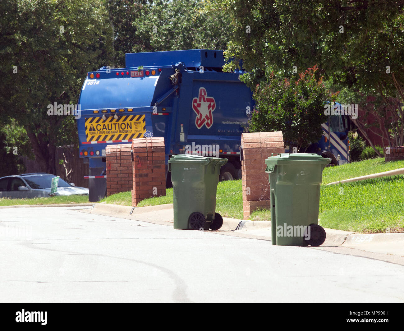 Curb clutter hi-res stock photography and images - Alamy
