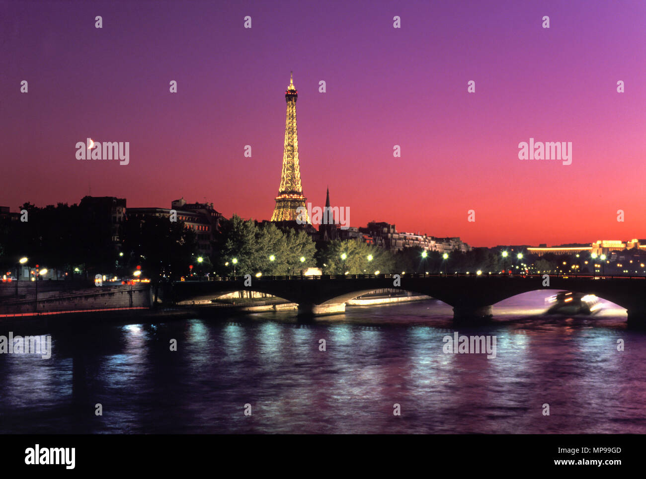 Paris skyline eiffel tower vintage hi-res stock photography and images - Alamy