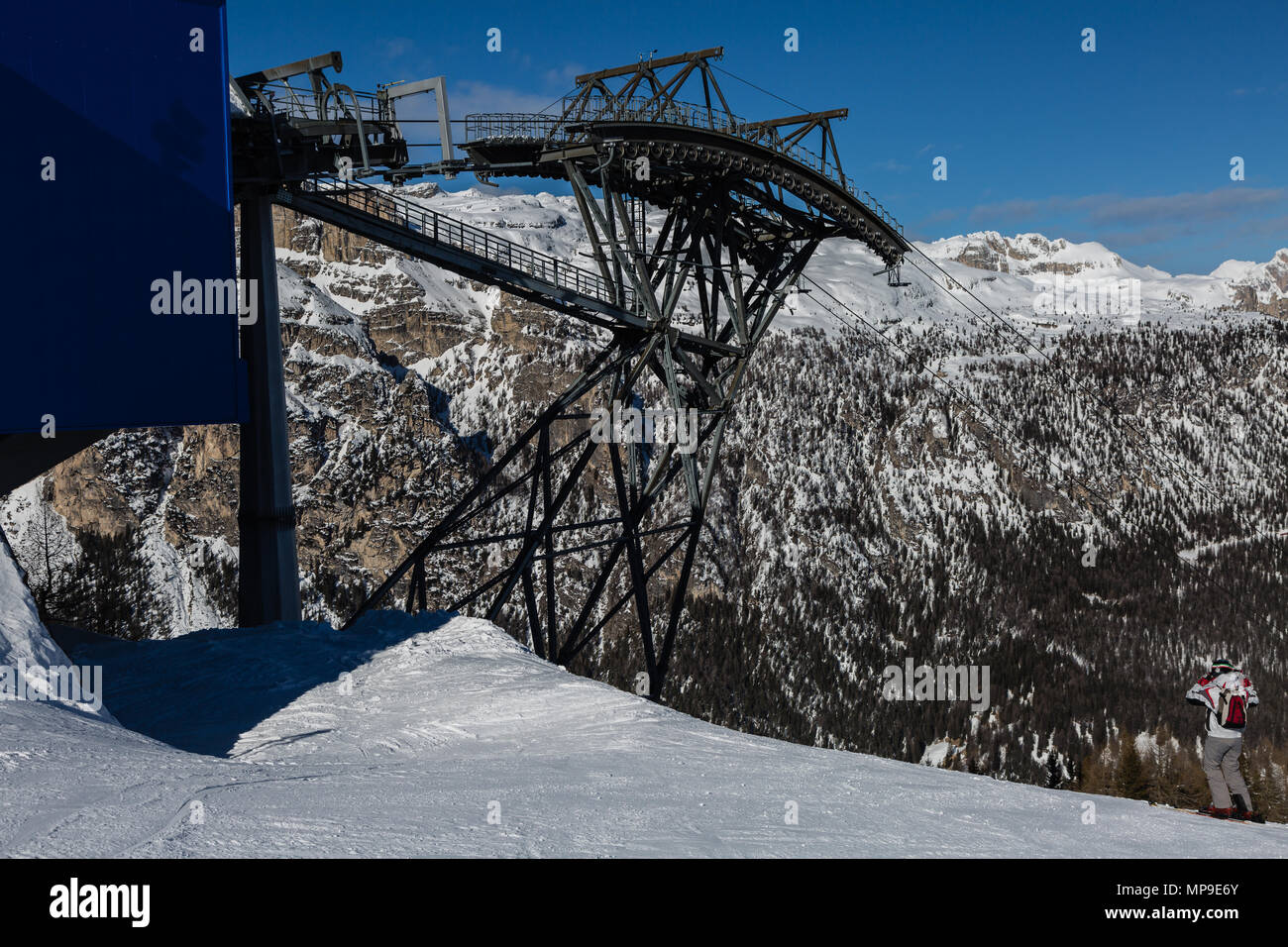 Modern ski lifts hi-res stock photography and images - Alamy