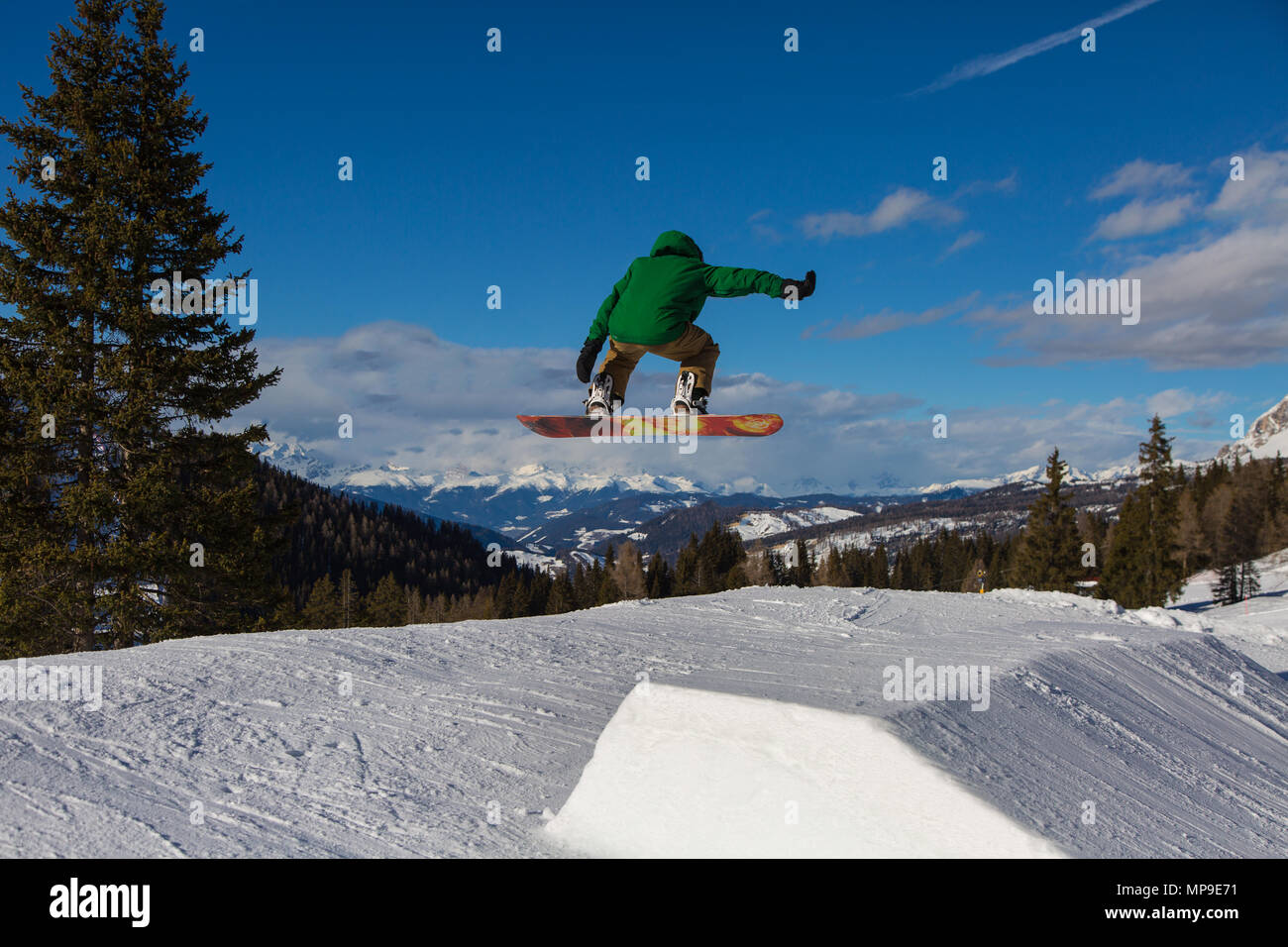 Snowboard snowpark jumping hi-res stock photography and images - Alamy