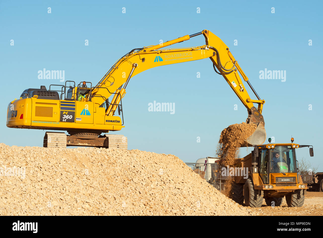 Digger loading hi-res stock photography and images - Alamy