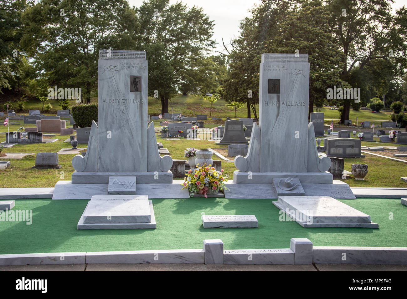Hank Williams Memorial, Hank and Audrey Williams graves - Oakwood ...