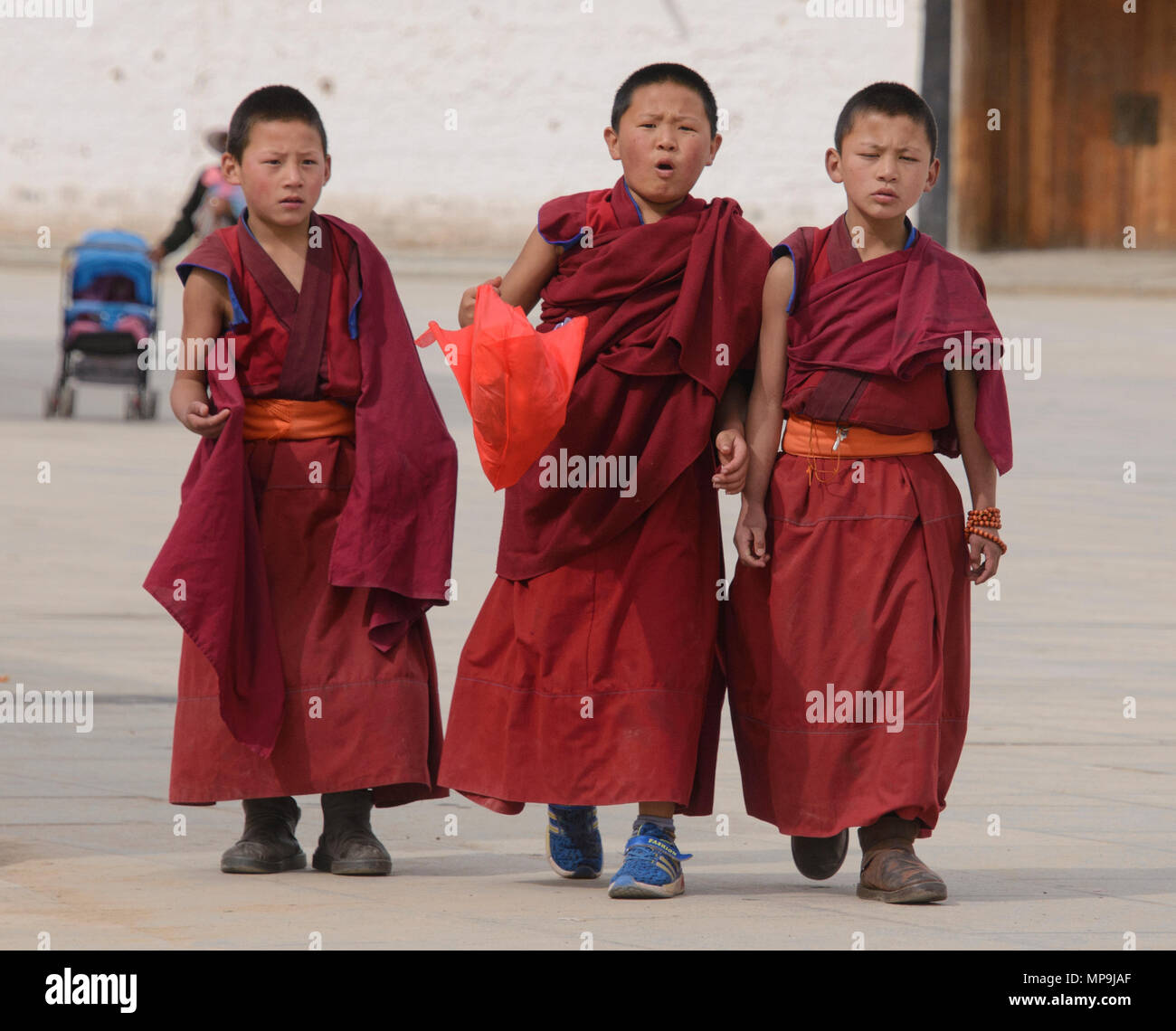Monk children china hi-res stock photography and images - Alamy