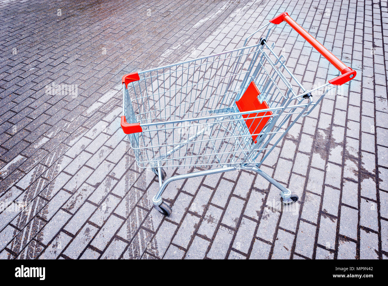 Shopping cart on the street by the supermarket Stock Photo - Alamy