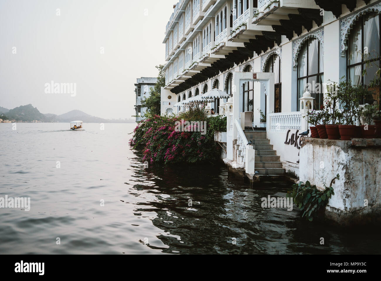 White archways hi-res stock photography and images - Alamy
