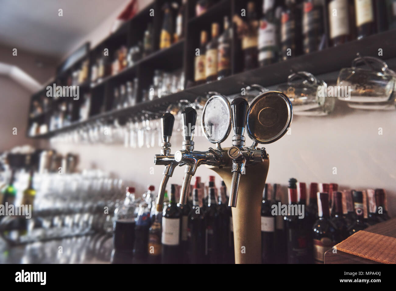 Traditional english pub interior hi-res stock photography and images ...