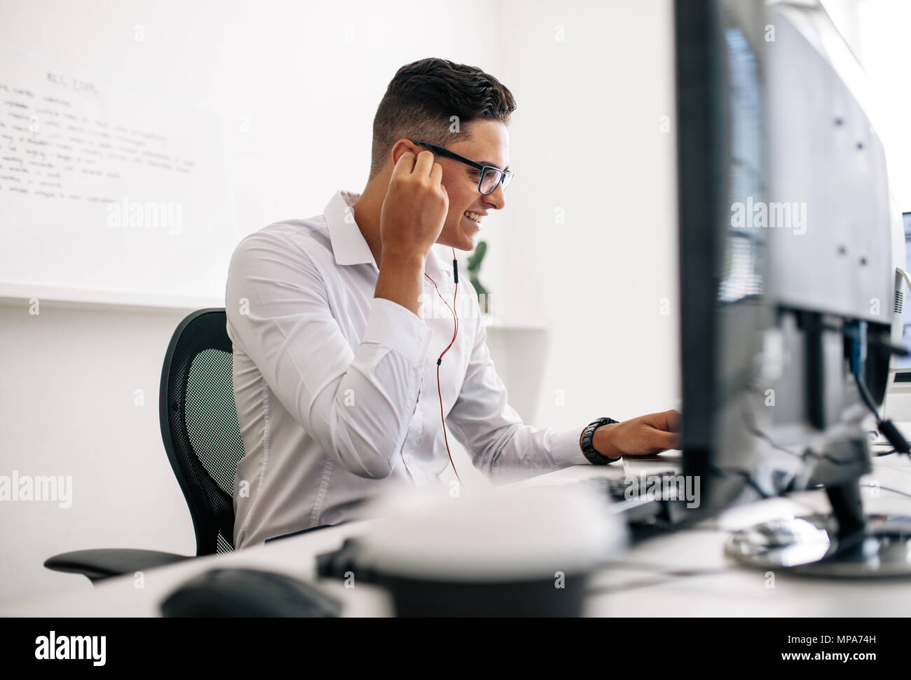 Smiling software hi-res stock photography and images - Alamy