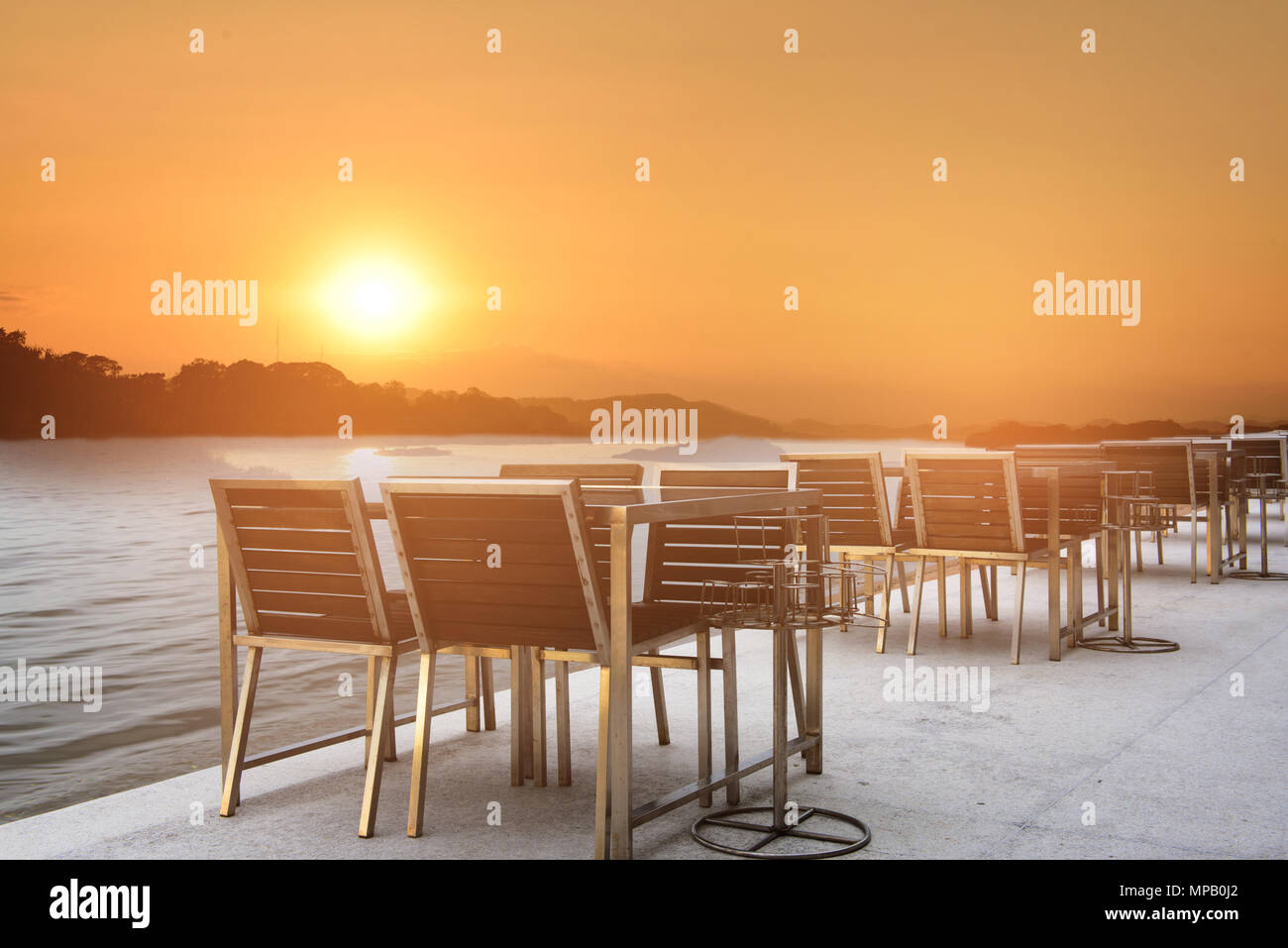 Restaurant patio riverside hi-res stock photography and images - Alamy