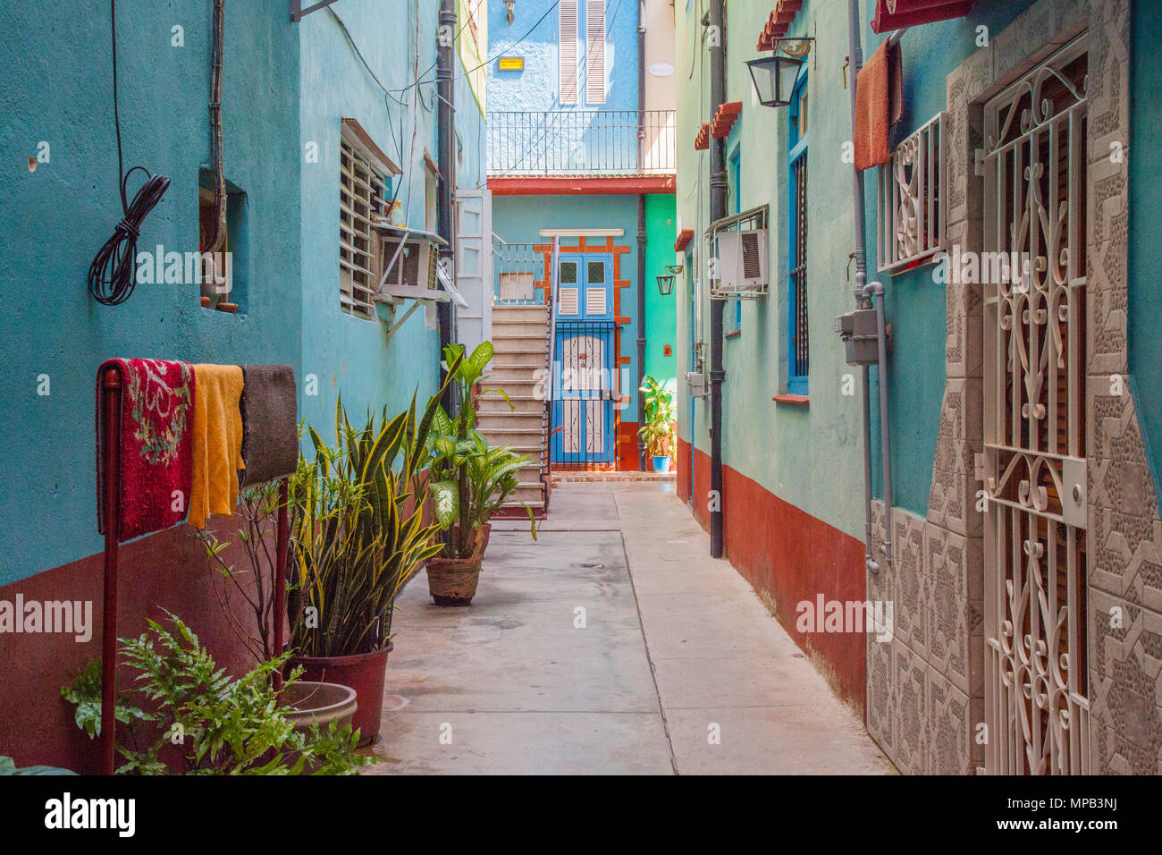 Old havana alley hi-res stock photography and images - Alamy
