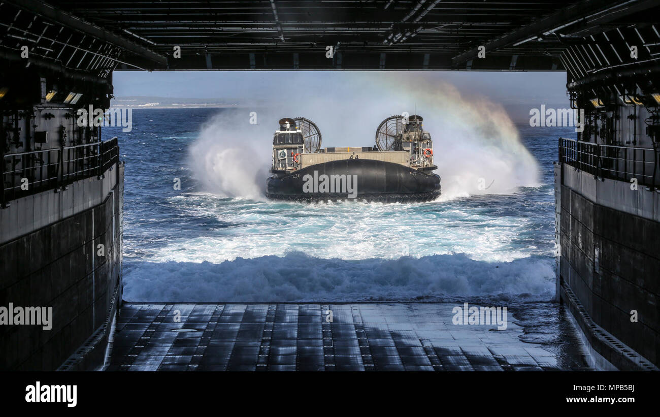 PACIFIC OCEAN, Calif., – A Landing Craft, Air Cushion with Navy Assault ...