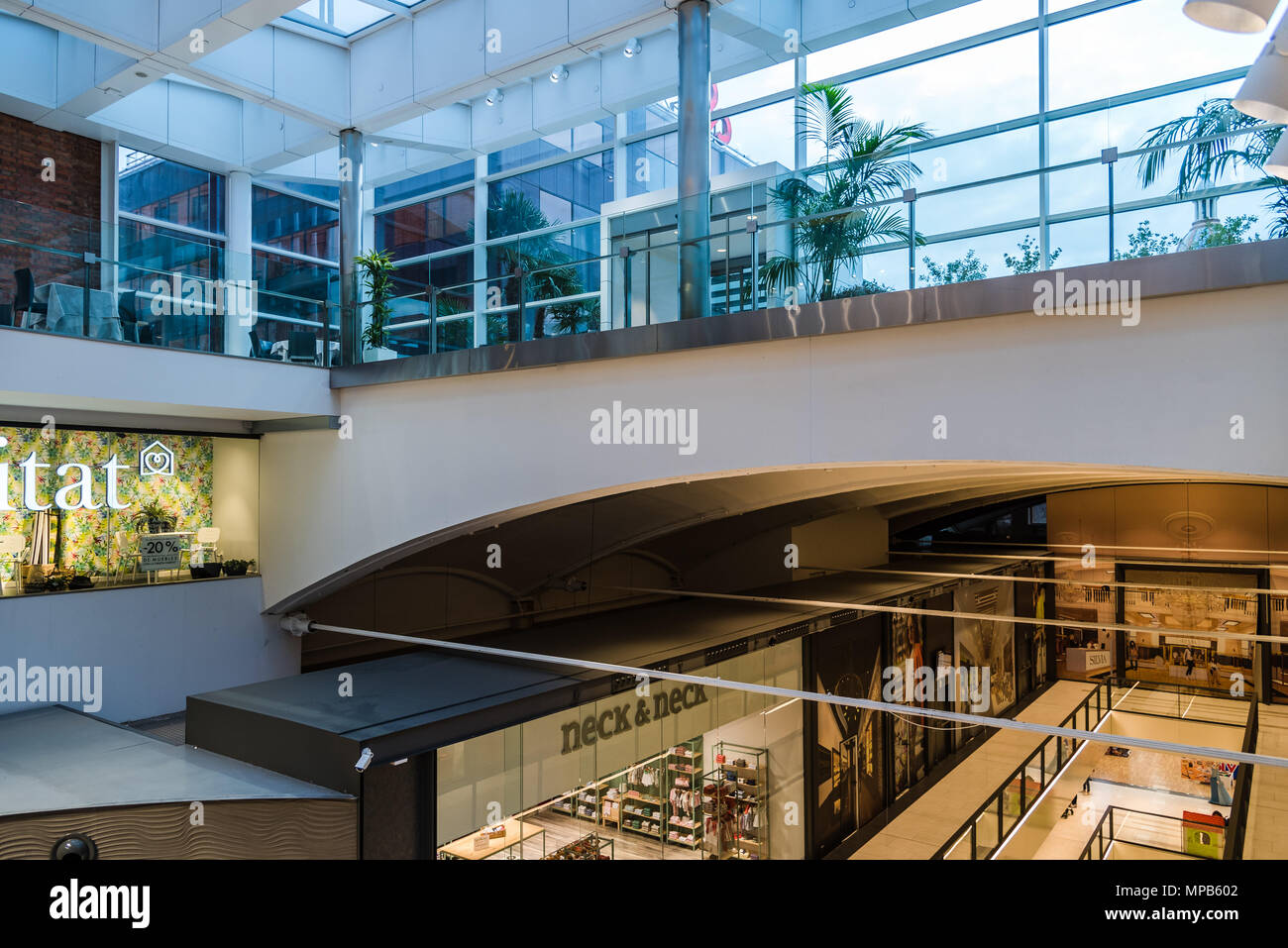 Mall staircase hi-res stock photography and images - Alamy