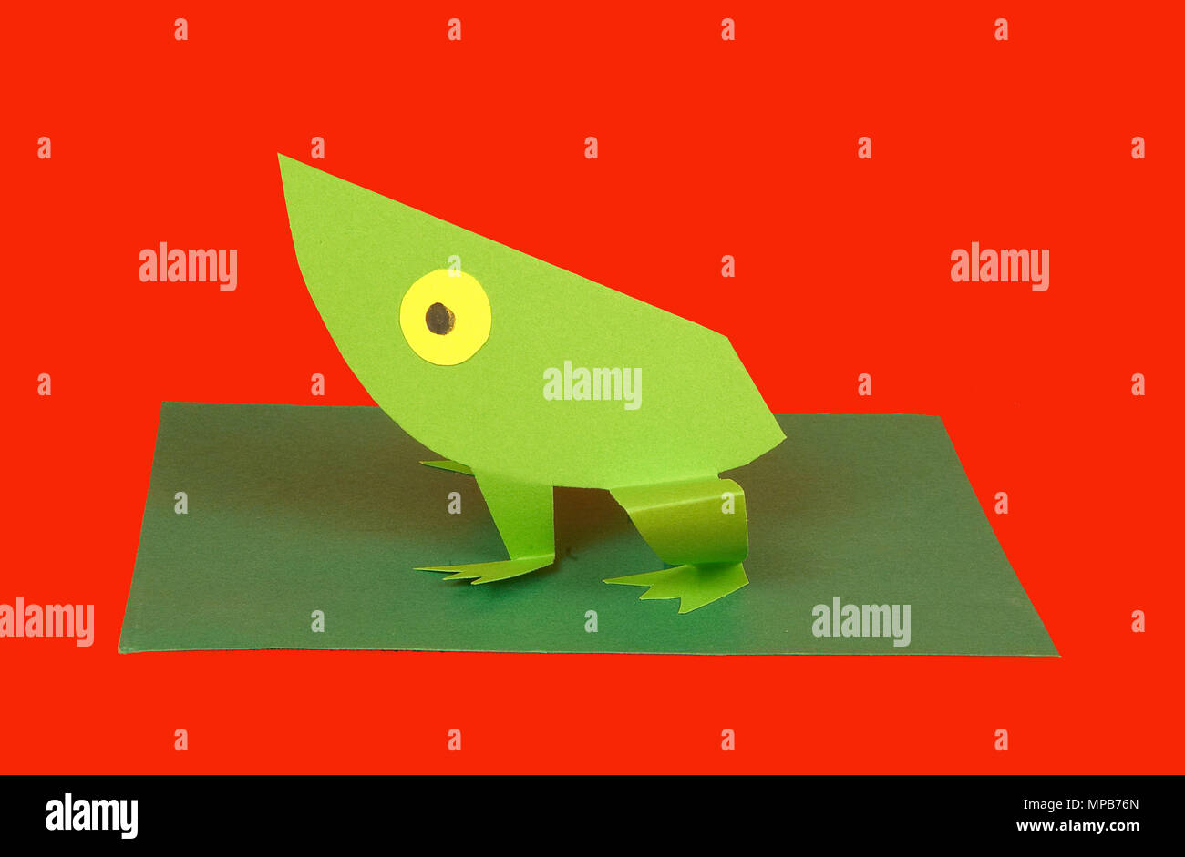 a frog made with paper,origami Stock Photo - Alamy