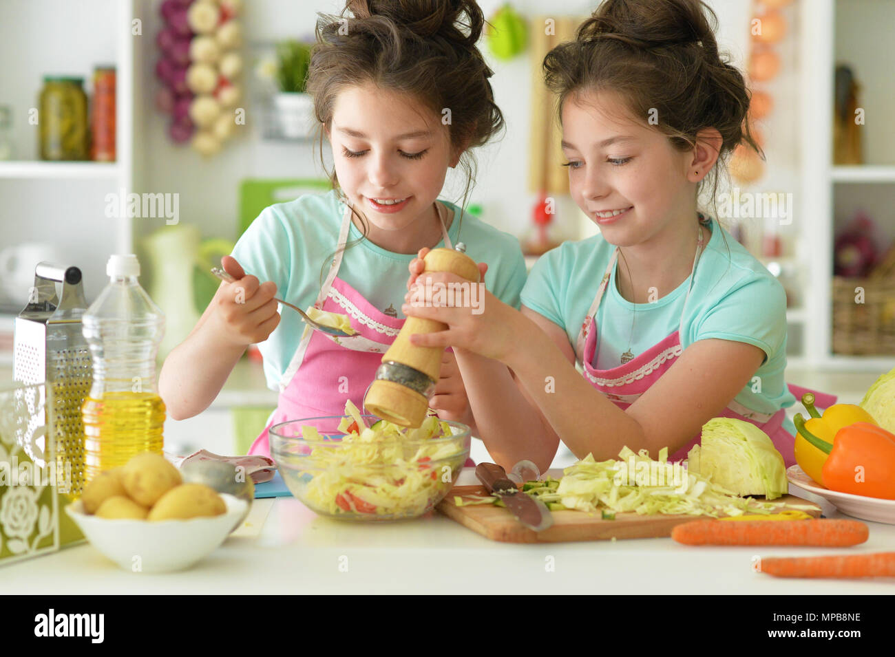 Two teen girls eating hi-res stock photography and images - Alamy