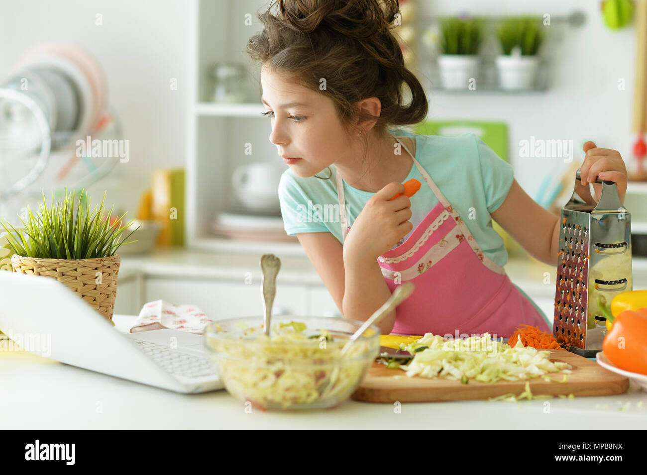 Girl cook to eat in the kitchen Stock Photo - Alamy