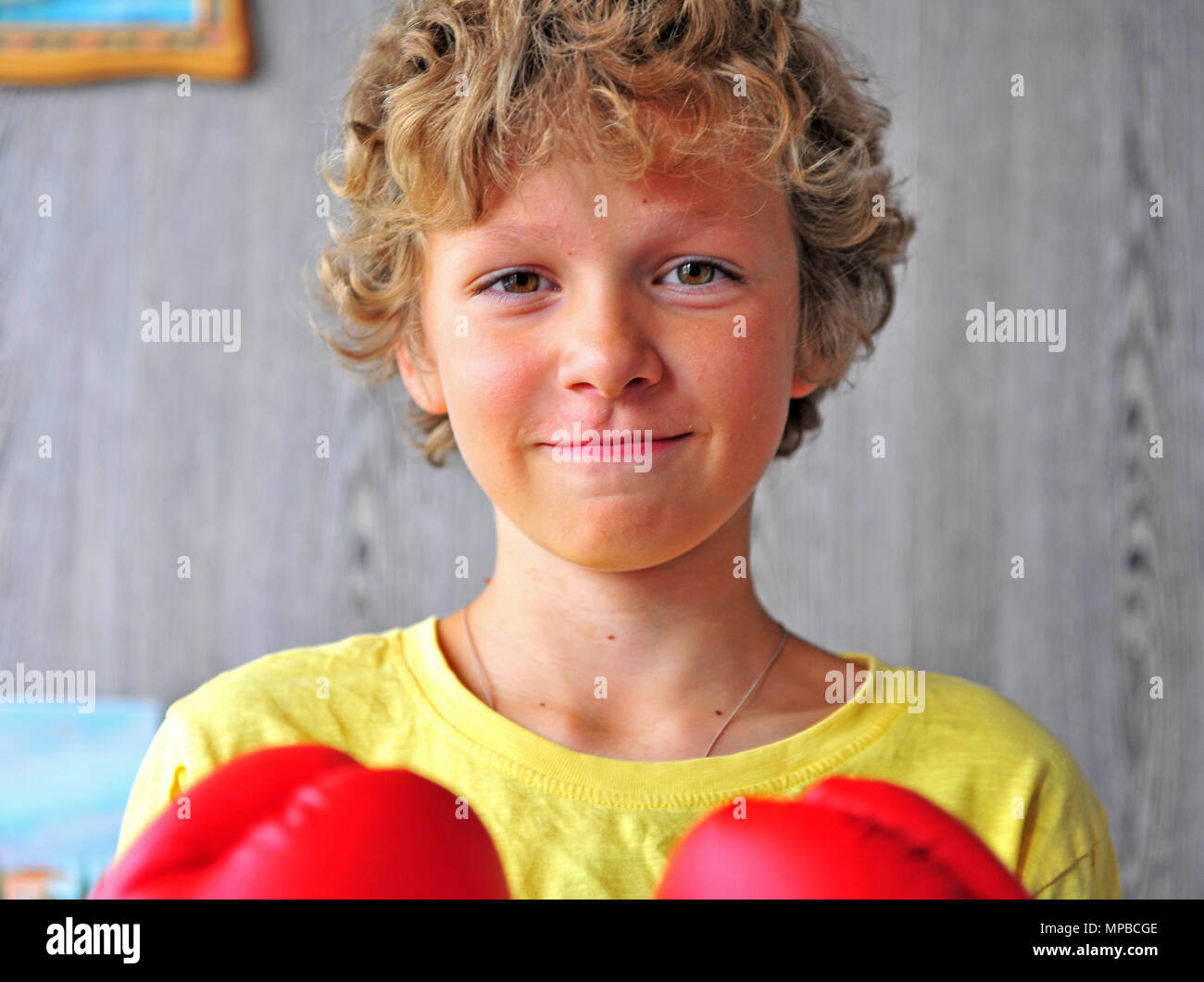 Boy boxing hi-res stock photography and images - Alamy