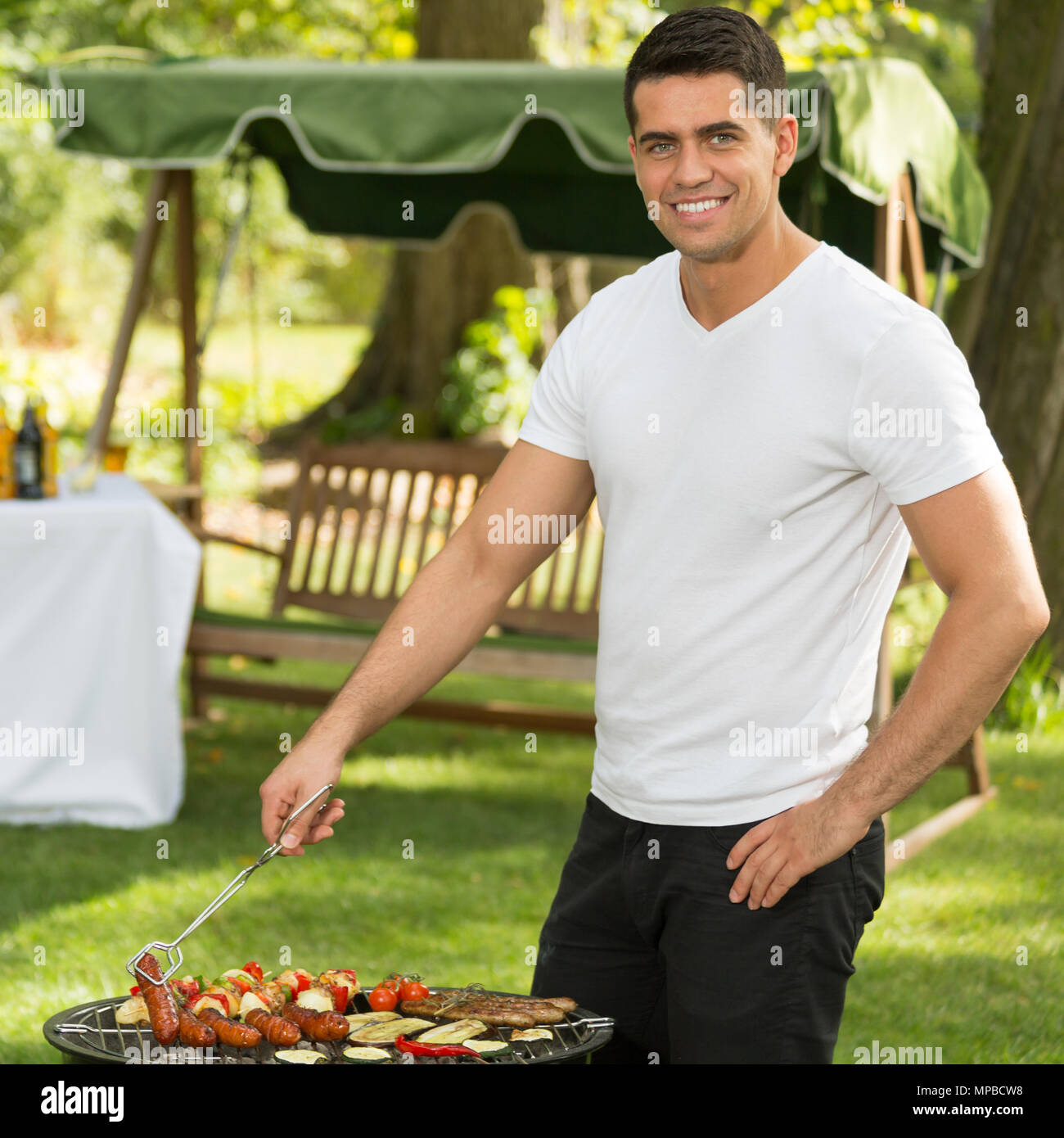 Grilling man hi-res stock photography and images - Alamy